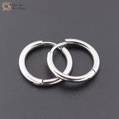 中国 チタニウムの鋼鉄たがのイヤリングの小さい円形の円のHuggieのイヤリングの宝石類 販売のため