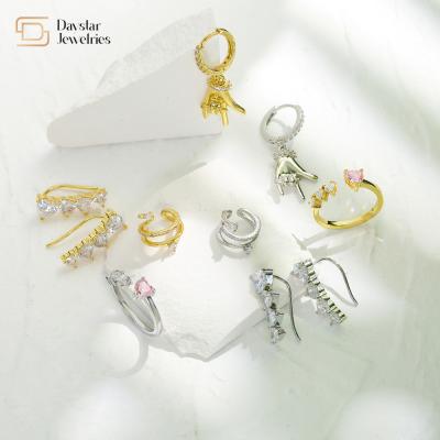 中国 18k Plated Heart Charm Hoop Earrings Zircon Stone Ear Cuffs Jewelry 販売のため