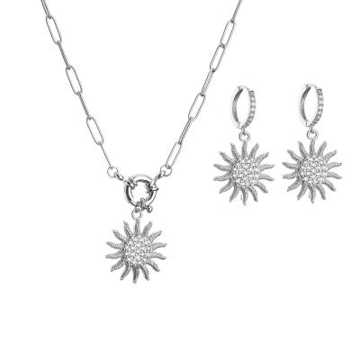 Cina I gioielli dell'oro dell'OEM 18K hanno messo la collana d'argento del pendente del girasole dell'oro di zircone in vendita