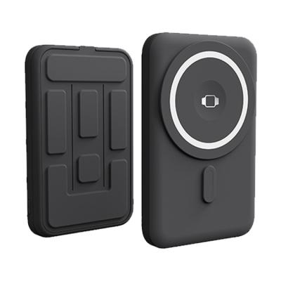 Cina Nuovo prodotto con bracket Wireless Power Bank Ultra sottile 100000mAh Mini Magnetic Power Bank adatto per iPhone 12 13 14 in vendita