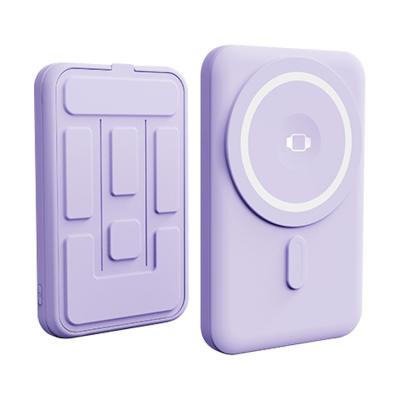 Cina Nuovo prodotto con bracket Wireless Power Bank Ultra sottile 100000mAh Mini Magnetic Power Bank adatto per iPhone 12 13 14 in vendita