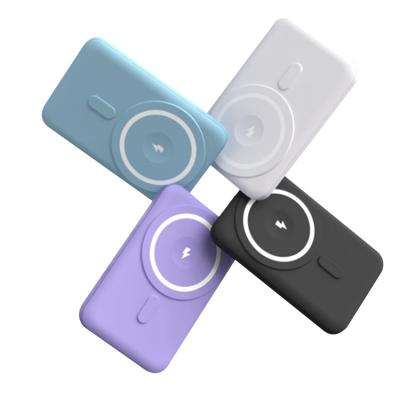 Cina Nuovo prodotto con bracket Wireless Power Bank Ultra sottile 100000mAh Mini Magnetic Power Bank adatto per iPhone 12 13 14 in vendita