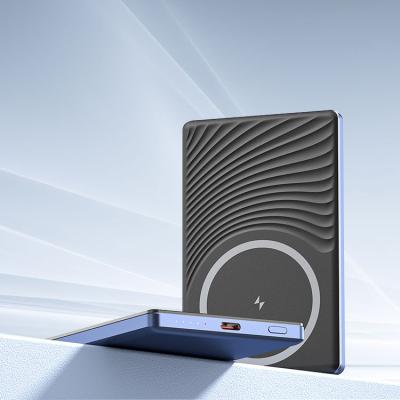 Cina Wired Wireless 2 in 1 Fast Charging Magnetic Power Bank 5000mAh 15W Wireless + 20W Wired Fast Charge Switch Mini Power Bank in vendita