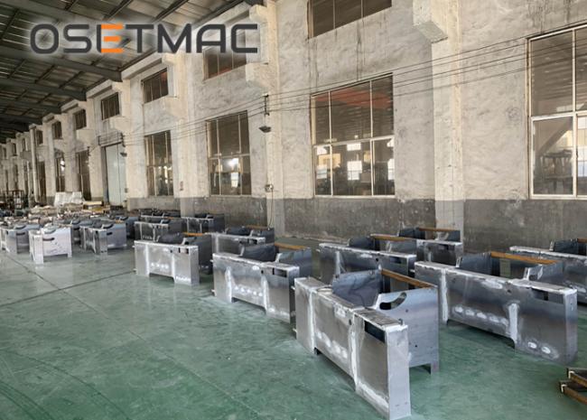 Slding table saw machine body