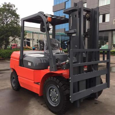 Cina 5 tonnellate di carrello elevatore diesel con posizionatore di forcella del motore ISUZU e cambio laterale Euro5/EPA in vendita