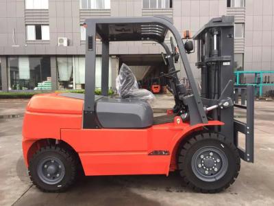 Cina 5 tonnellate di carrello elevatore diesel con posizionatore di forcella del motore ISUZU e cambio laterale Euro5/EPA in vendita