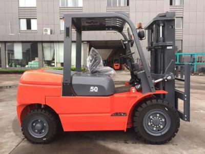 Cina 5 tonnellate di carrello elevatore diesel con posizionatore di forcella del motore ISUZU e cambio laterale Euro5/EPA in vendita