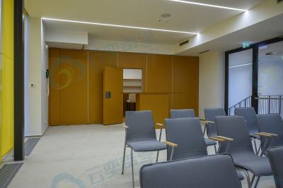 Cina Pareti divisorie pieghevoli insonorizzate e pareti scorrevoli porta mobile operabile per ufficio per dividere la stanza in vendita