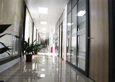 Cina Il divisore in vetro smontabile dell'ufficio mura il pavimento al divisorio del soffitto con la porta in vendita