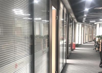Cina Pareti temperate di alluminio del divisore in vetro dell'ufficio attenuarici di rumore con i ciechi in vendita