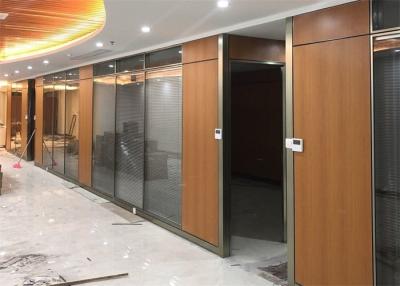 Cina Divisione di legno dell'ufficio insonorizzato con l'aspetto su misura di vetro in vendita
