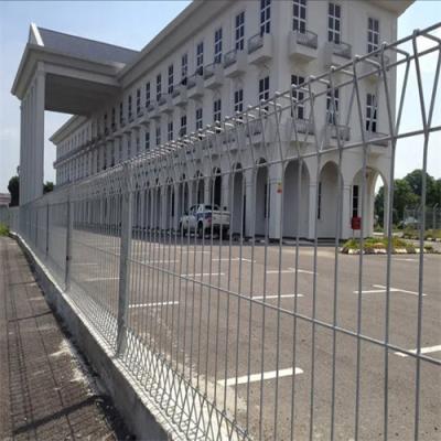 China 3D Curved Mesh Fence Triangle Folded Roll Top Fence Security Wire Mesh for Residential Area for sale