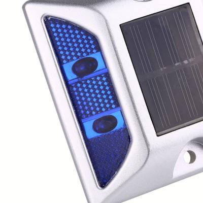 Cina 800 di alluminio di carico solari misurano i riflettori con un contatore blu di 115mm sulla strada principale in vendita