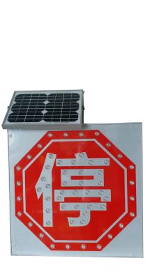 Cina Quadrato alimentato solare di alluminio 6.6AH dei segnali stradali IP65 con la fermata araba in vendita