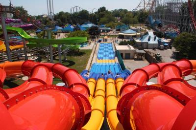 China Der attraktive Schmetterling, der Fiberglas-Wasserrutsche läuft, galvanisierte Kohlenstoffstahl-Rahmen für Aqua-Park zu verkaufen