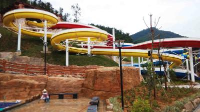 중국 거대한 옥외 물 공원을 위한 스테인리스 잠그개 FRP 나선 물 미끄럼 판매용