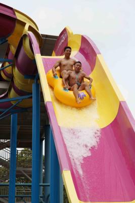China Giant Aqua Park Equipment Exciting Swimming Pool Fiberglass Waterslides for sale