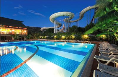China Sobre el tobogán acuático de tierra de la piscina para la diversión interacetive del agua de la familia en aguamarina parquee en venta