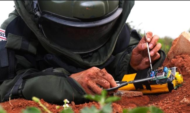 Intelligent Eod Portable Bomb Jamming System 20-6000MHz Signal Jammer +Built-in Antennas +Battery
