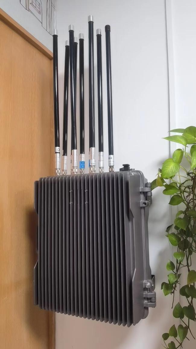 Waterproof IP65 Anti-Uavs Counter Drone Jammer with 1000W Power with Internal Antennas up to 7km
