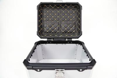 China Snel loslaten vergrendelingssysteem DAYANG 45L Aluminium legering Motorfiets Top Box Achterste Top Casing Te koop