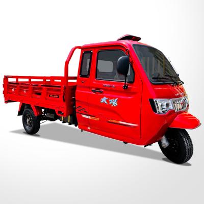 China Conveniente DAYANG 800cc motor de água triciclo cabine para transporte seguro e confortável à venda