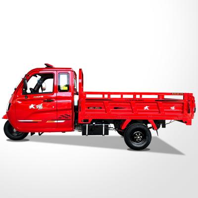 China Conveniente DAYANG 800cc motor de água triciclo cabine para transporte seguro e confortável à venda