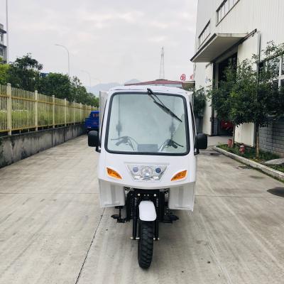 China Triciclo de cabina de 300 cc refrigerado a água com caixa de carga fechada para transporte de alimentos frescos à venda