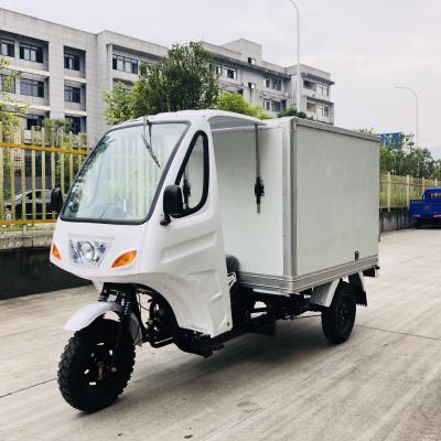 China Triciclo de cabina de 300 cc refrigerado a água com caixa de carga fechada para transporte de alimentos frescos à venda