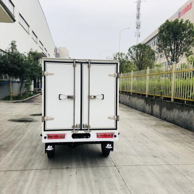 China Triciclo de cabina de 300 cc refrigerado a água com caixa de carga fechada para transporte de alimentos frescos à venda