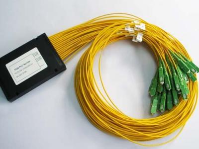 中国 カスタマイズされた長さの光ファイバーのディバイダーSC/APC 1*32 PLCの低い挿入損失 販売のため