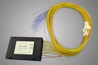 中国 ABS 箱（0.9、2.0、3.0mm）が付いている 9/125 の um SMF-28e のタイプ PLC の光ファイバーのディバイダー 販売のため
