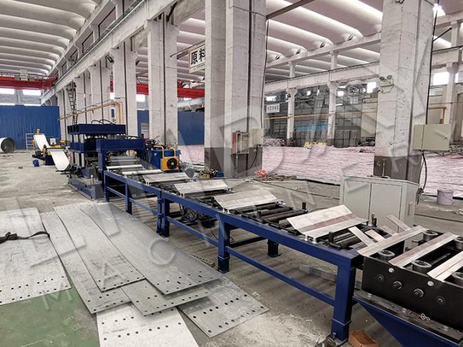 Automatic Carbon Steel Two Waves Three Waves Highway Guardrail Roll Forming Machine