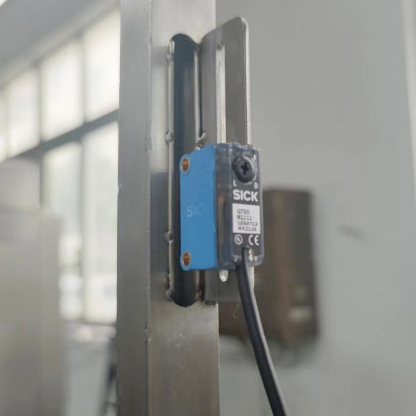 High Speed Automatic Shampoo Capper Pump Cap Capping Machine voor plastic flessen