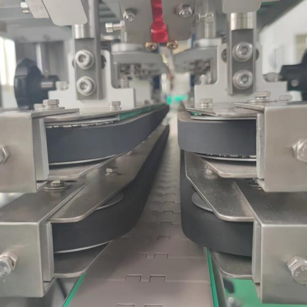 High Speed Automatic Shampoo Capper Pump Cap Capping Machine voor plastic flessen