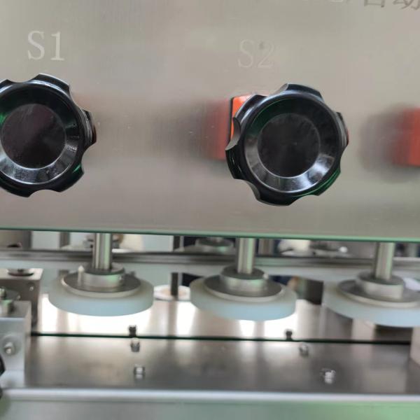 High Speed Automatic Shampoo Capper Pump Cap Capping Machine voor plastic flessen