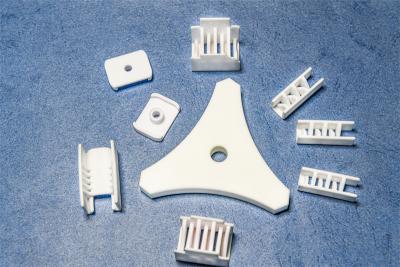 Китай 3.6-3.9 G/Cm3 Alumina Ceramic Components With Thermal Conductivity 20-30 W/M.K продается