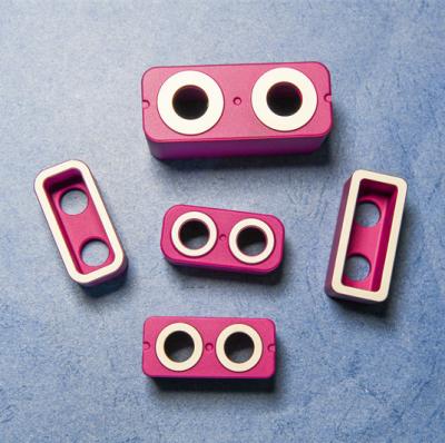 Китай 250C термостойкие керамические компоненты из оксида алюминия 9.8 диэлектрическая проницаемость продается