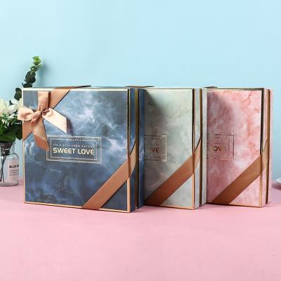 Cina Tre colori quadrano la scatola rigida che imballa per il regalo di sorpresa con la spalla in vendita