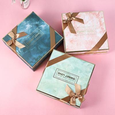 Cina Tre colori quadrano la scatola rigida che imballa per il regalo di sorpresa con la spalla in vendita