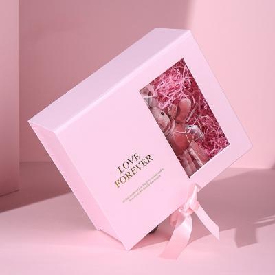 Cina Contenitore di regalo di carta rosa magnetico del flat pack su ordinazione di colori con il nastro in vendita