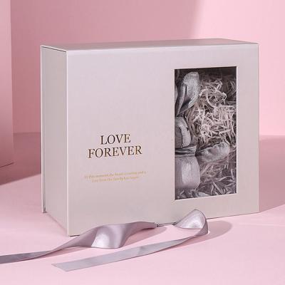 Cina Contenitore di regalo di carta rosa magnetico del flat pack su ordinazione di colori con il nastro in vendita