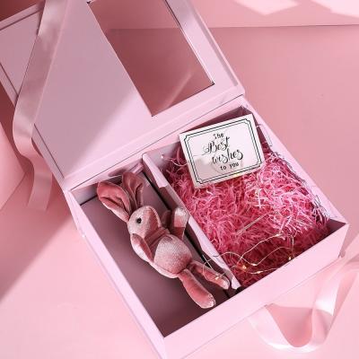 Cina Contenitore di regalo di carta rosa magnetico del flat pack su ordinazione di colori con il nastro in vendita