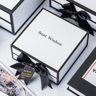 China Rigid White Magnetic Cardboard Gift Boxes With Black Rim And Ribbon Bow à venda