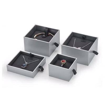 Cina Scatole regalo per gioielli in cartone grigio quadrato piccolo per bracciale con ciondolo collane in vendita