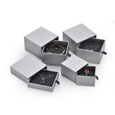 Cina Scatole regalo per gioielli in cartone grigio quadrato piccolo per bracciale con ciondolo collane in vendita