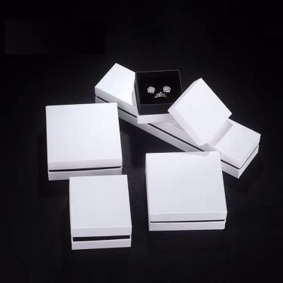 Cina Vuoto piccolo bianco presentazione gioielli collana e confezione regalo orecchini in vendita