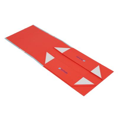 Cina Contenitore di regalo di carta rigido pieghevole ricoprente UV del punto, Flip Top Magnetic Box per abbigliamento in vendita