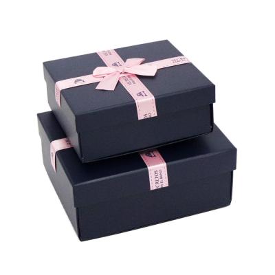 Cina Contenitore di regalo di carta rigido pieghevole dei blu navy 24*20*10cm con la decorazione del nastro in vendita