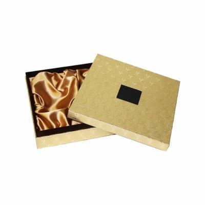 China Gold-Debossed-Papppapier-Kasten-Quadrat mit Satin-Schaum-Behälter zu verkaufen